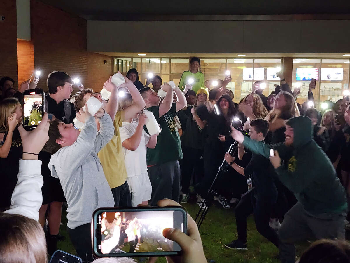 Dow High students get hyped during Hype Night