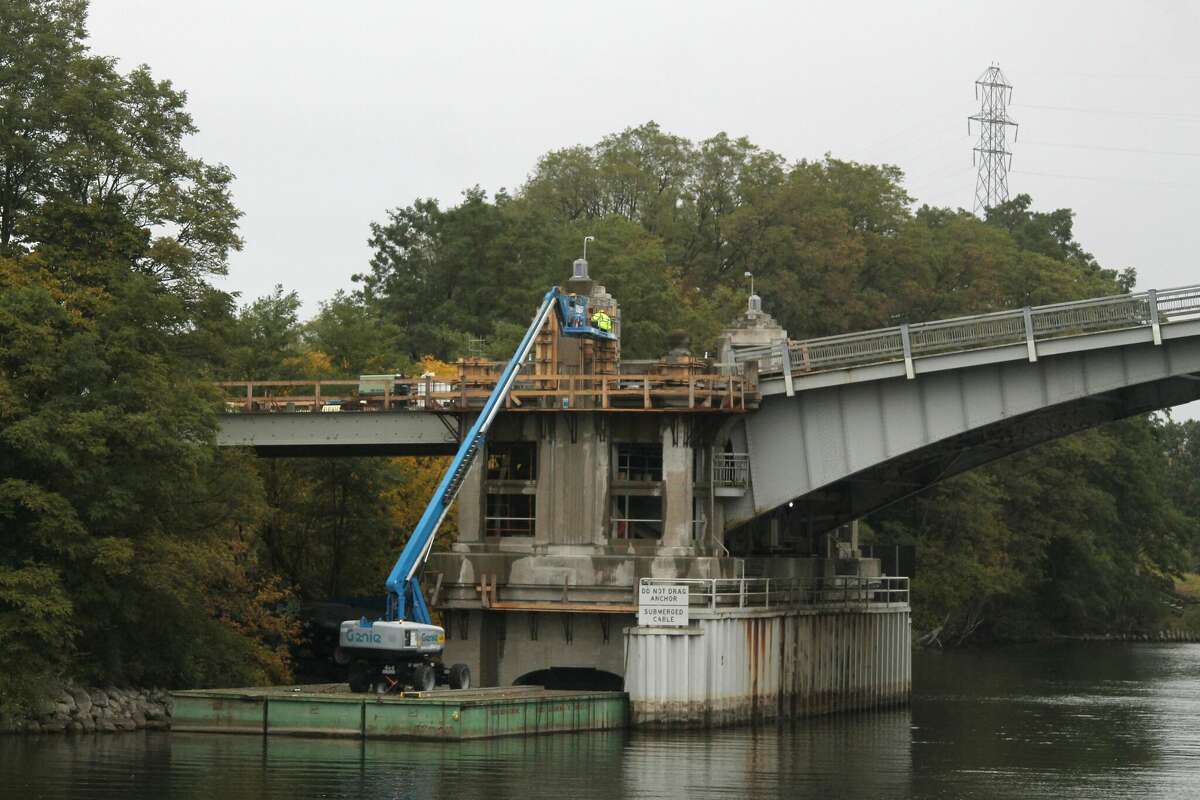 Manistee bridge on track to reopen in November