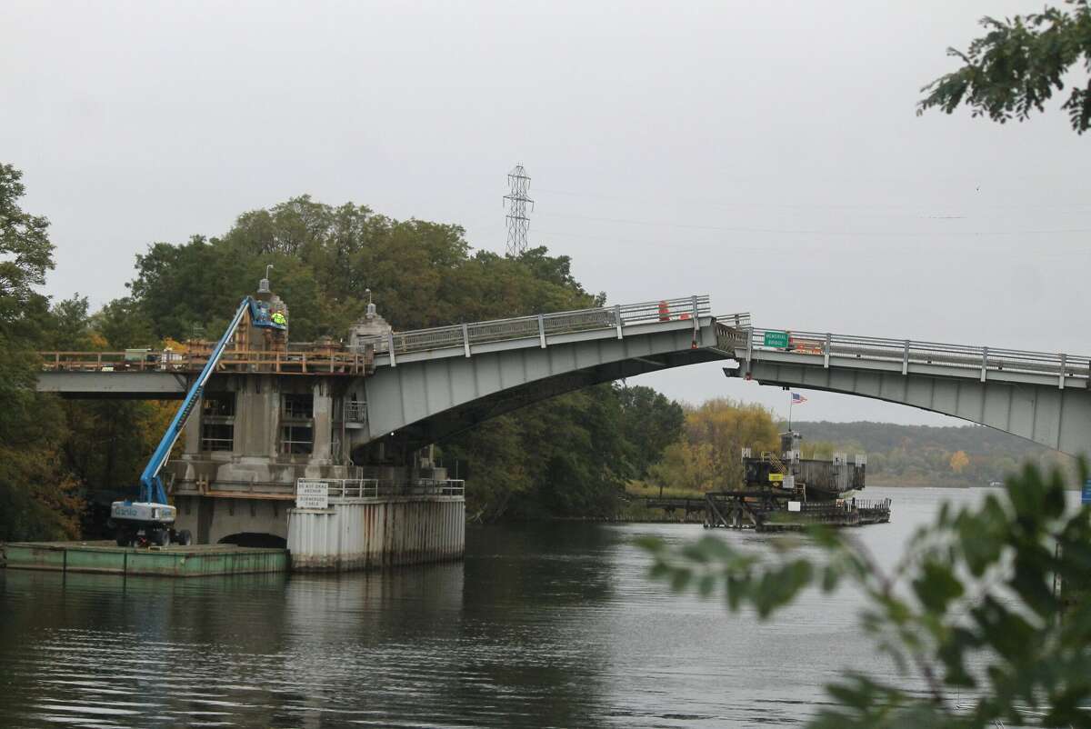 Manistee bridge on track to reopen in November