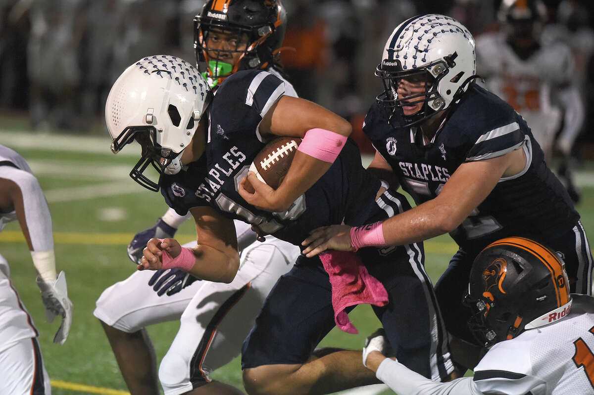 Staples offensive line gives QB Smith all the time he needs