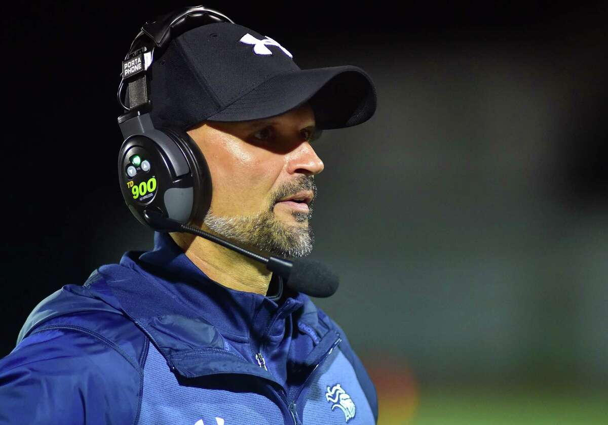 Antwan Davis' three fourth quarter touchdowns keep Notre Dame unbeaten