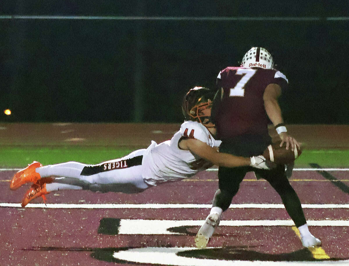 Tigers spoil De Smet’s perfect season in regular-season finale