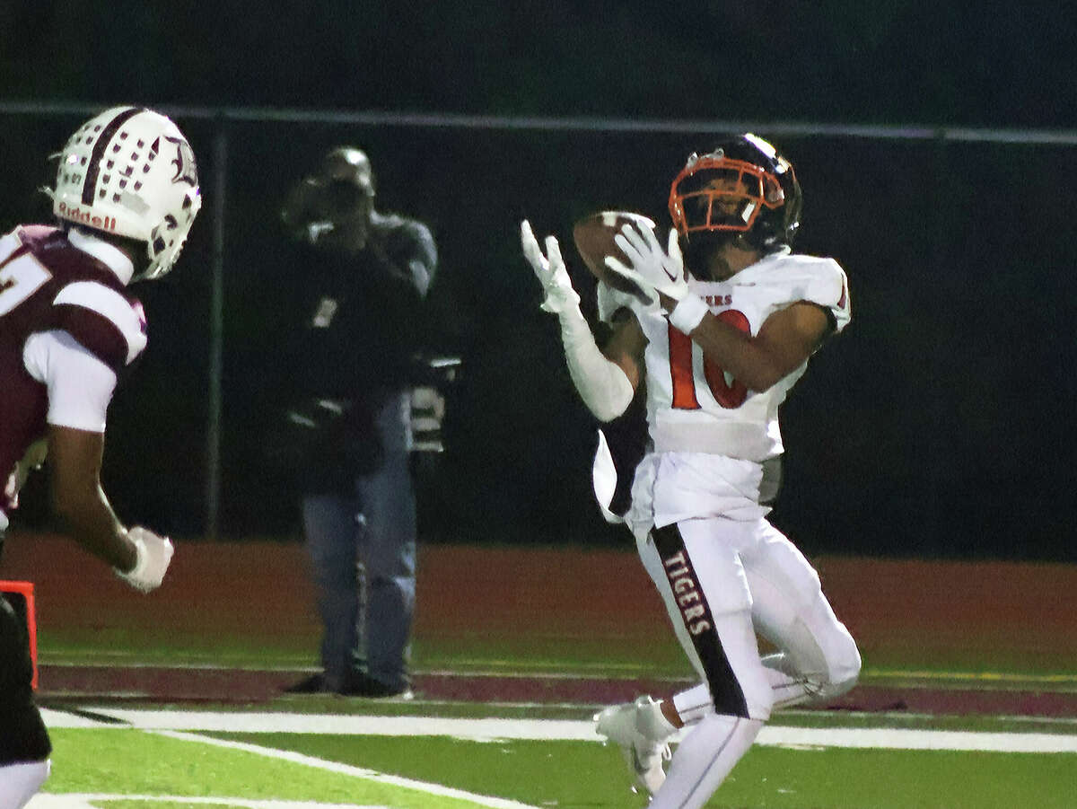 Tigers spoil De Smet’s perfect season in regular-season finale