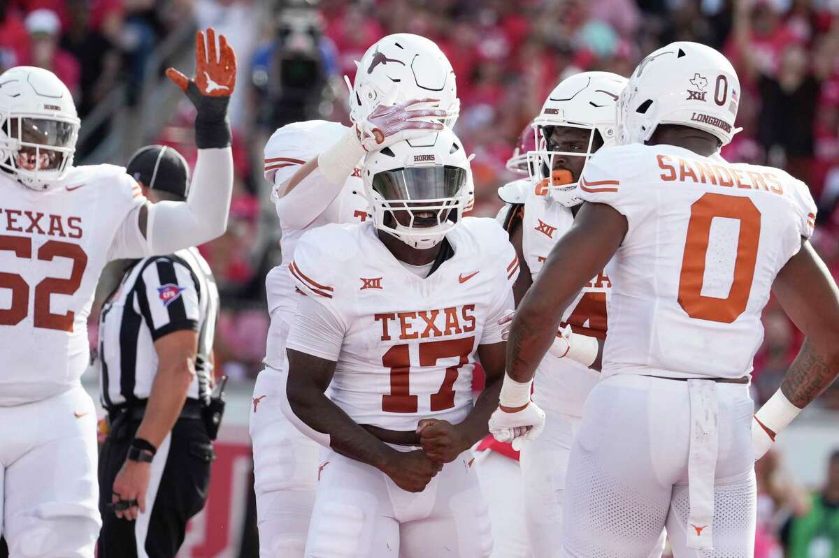 Baxter scores late TD as No. 8 Texas derails Houston's last-chance dri