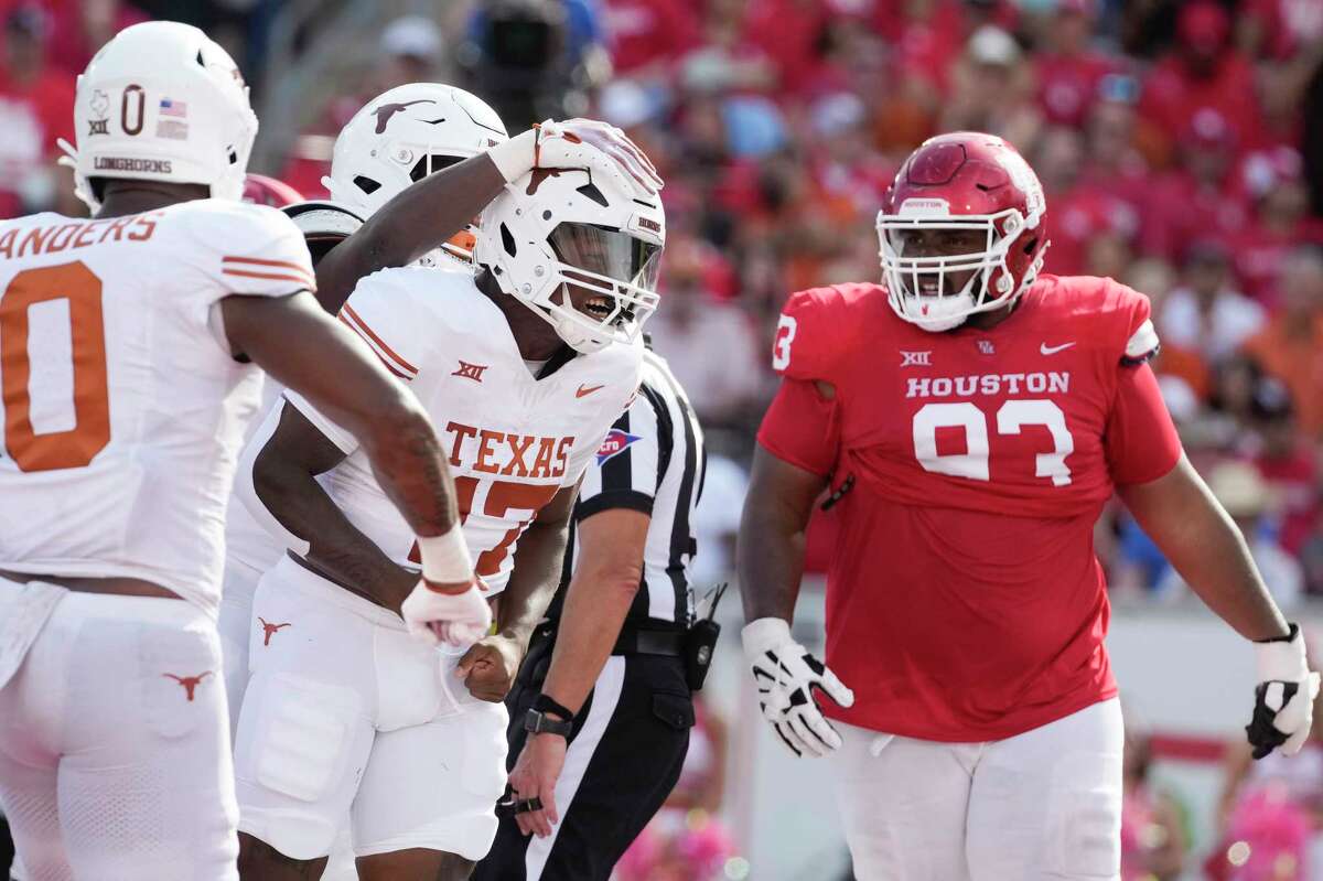 Baxter scores late TD as No. 8 Texas derails Houston's last-chance dri