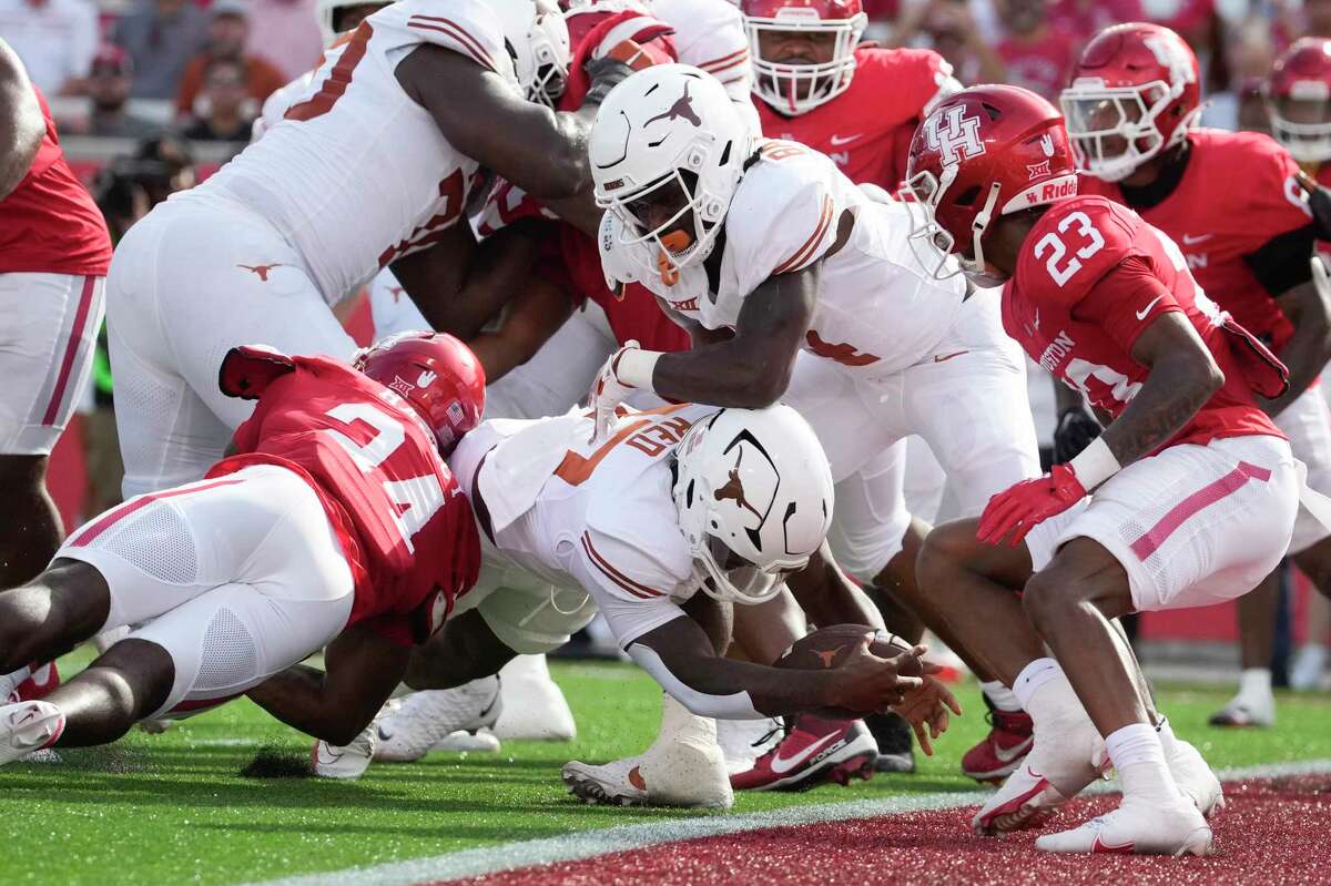 Baxter scores late TD as No. 8 Texas derails Houston's last-chance dri
