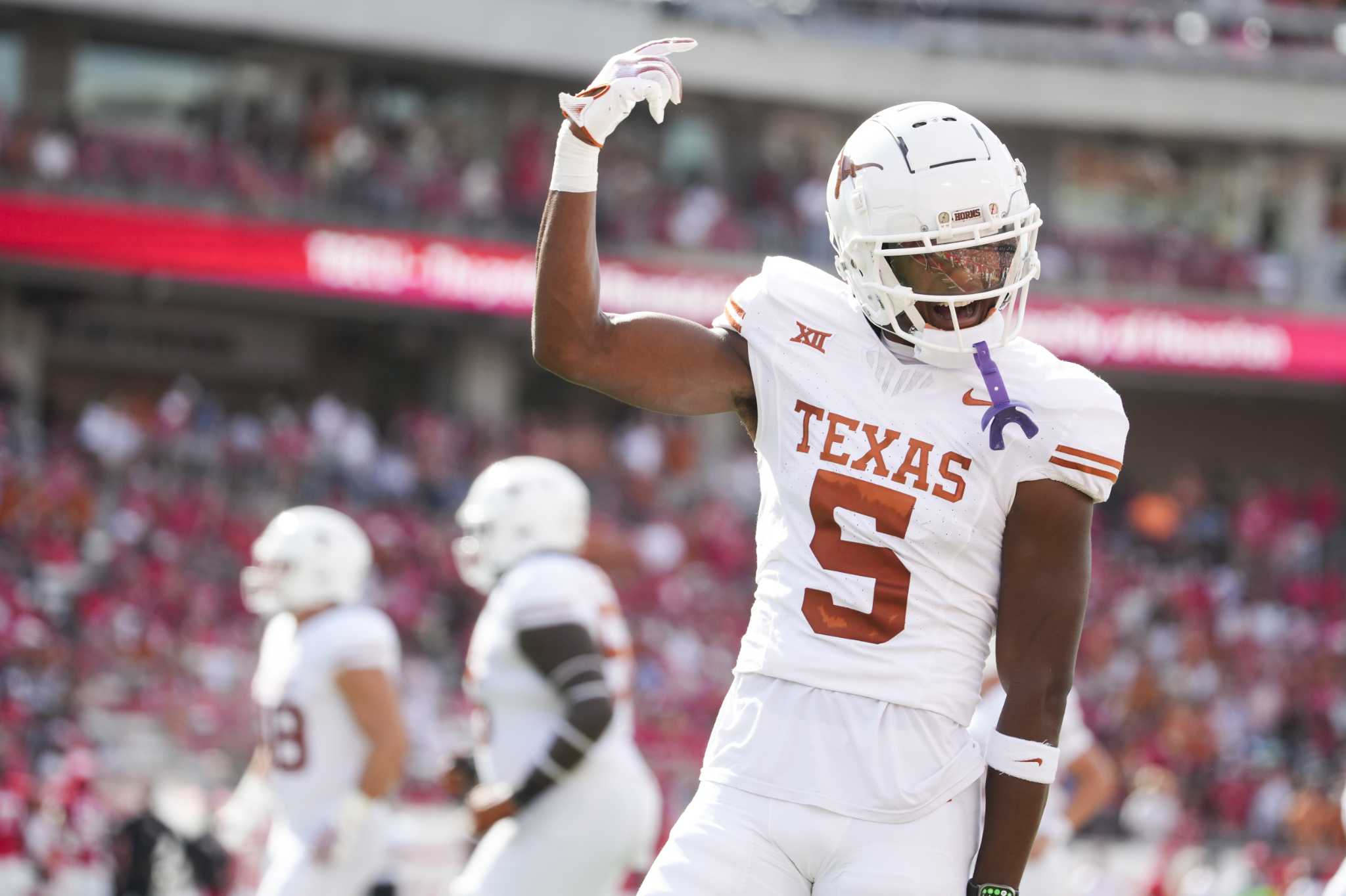 Baxter scores late TD as No. 8 Texas derails Houston's last-chance dri