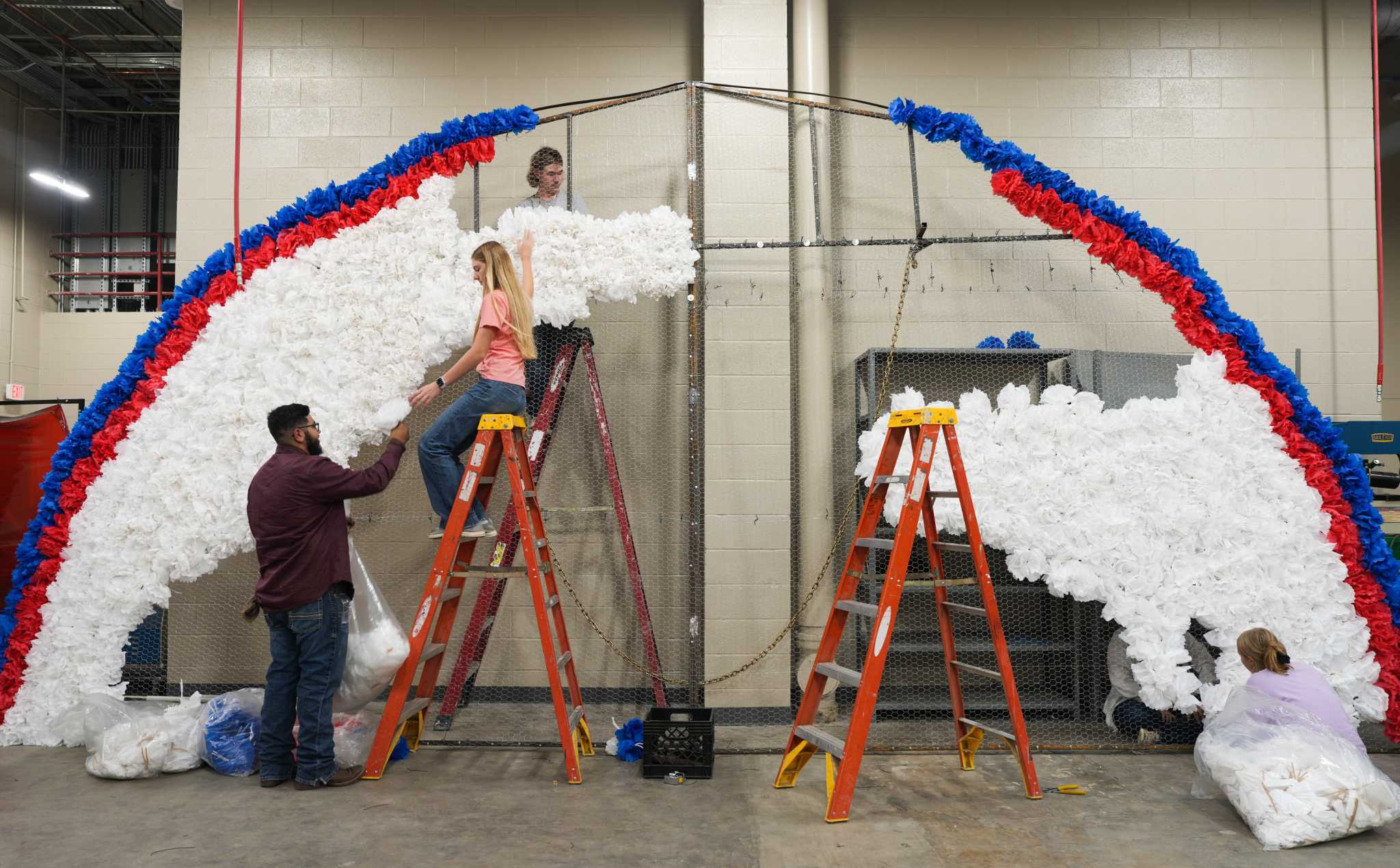 Conroe ISD high school looks to crush world record for largest mum