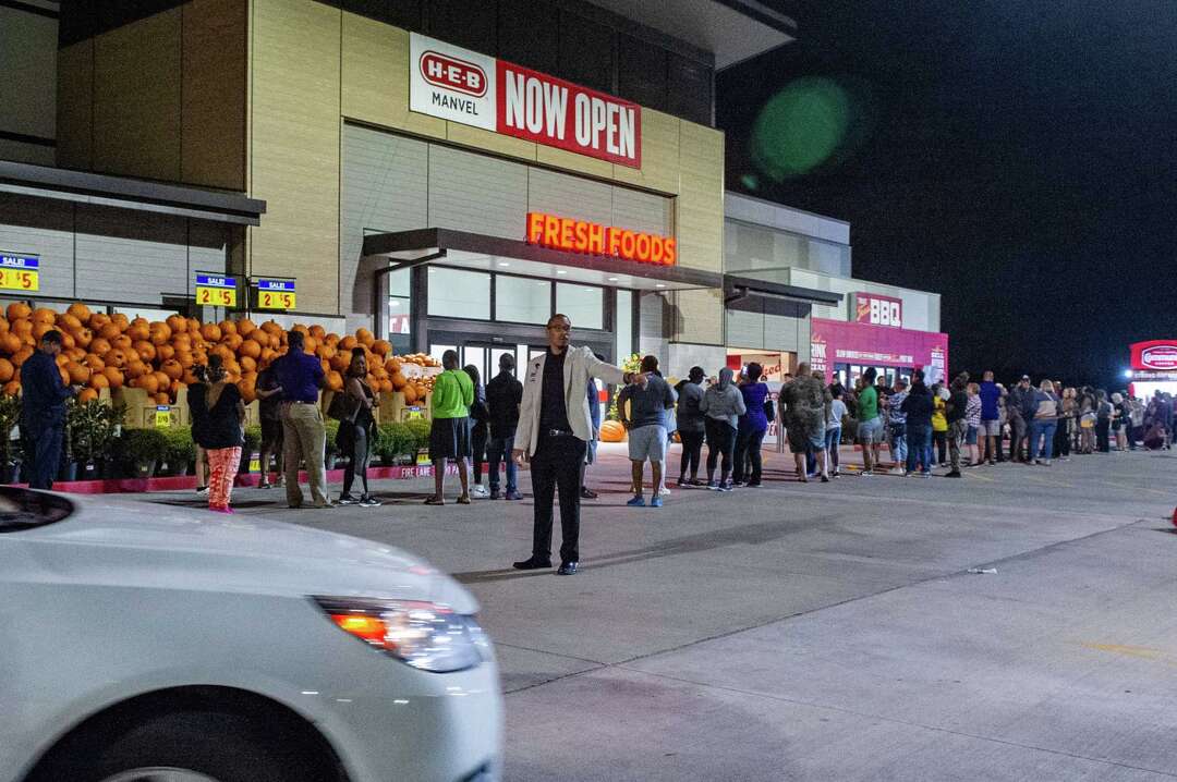 H-E-B's new Manvel store draws massive line of shoppers. See photos