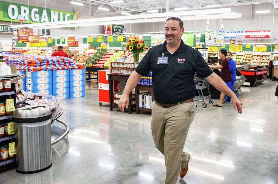 H-E-B's new Manvel store draws massive line of shoppers. See photos