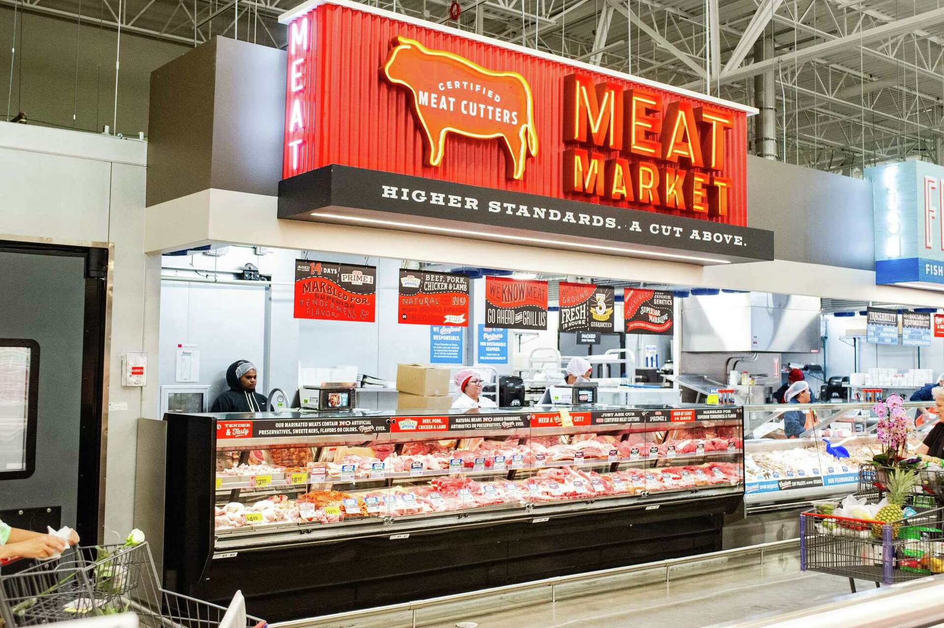 H-E-B's new Manvel store draws massive line of shoppers. See photos