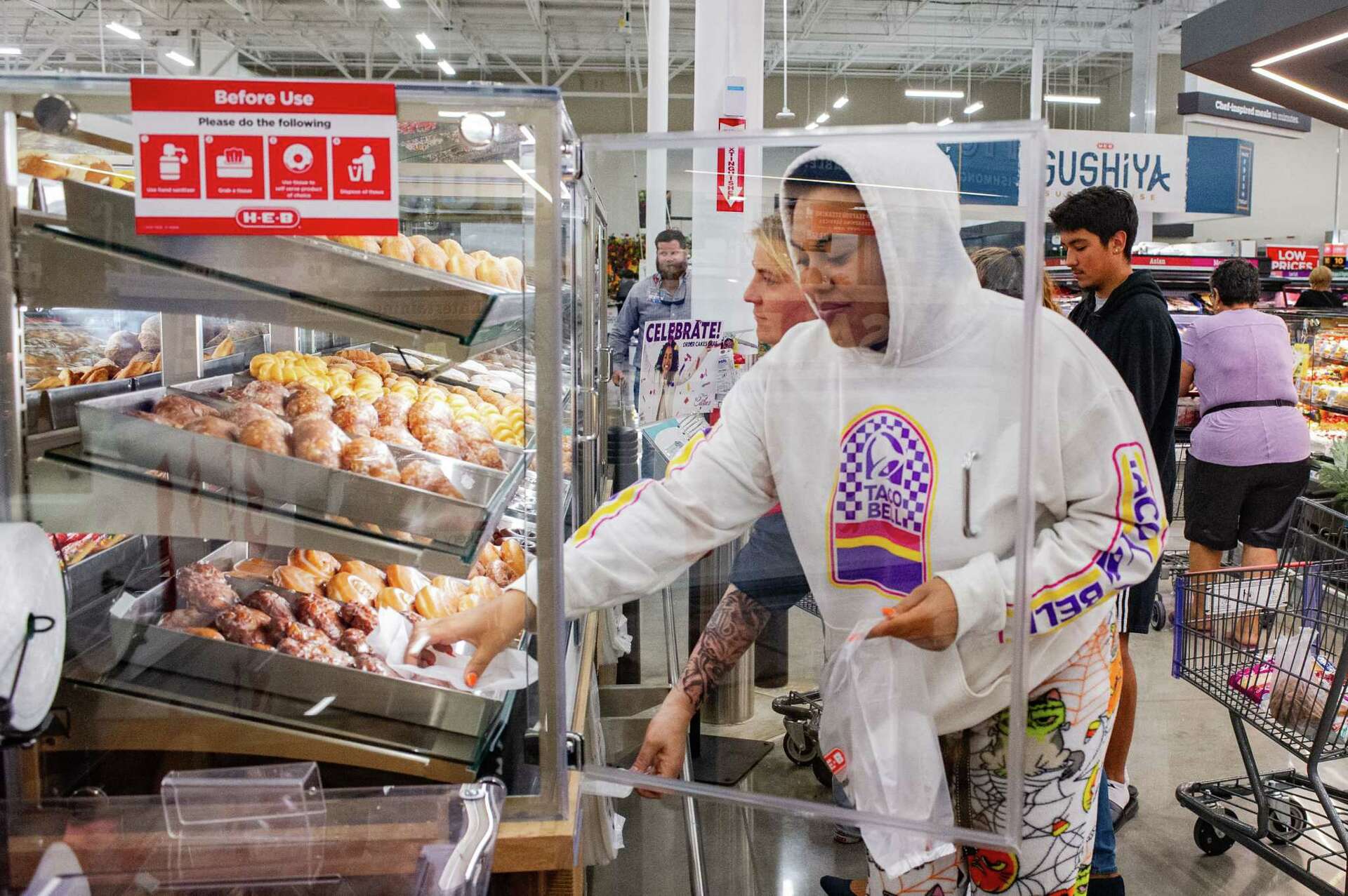 H-E-B's new Manvel store draws massive line of shoppers. See photos
