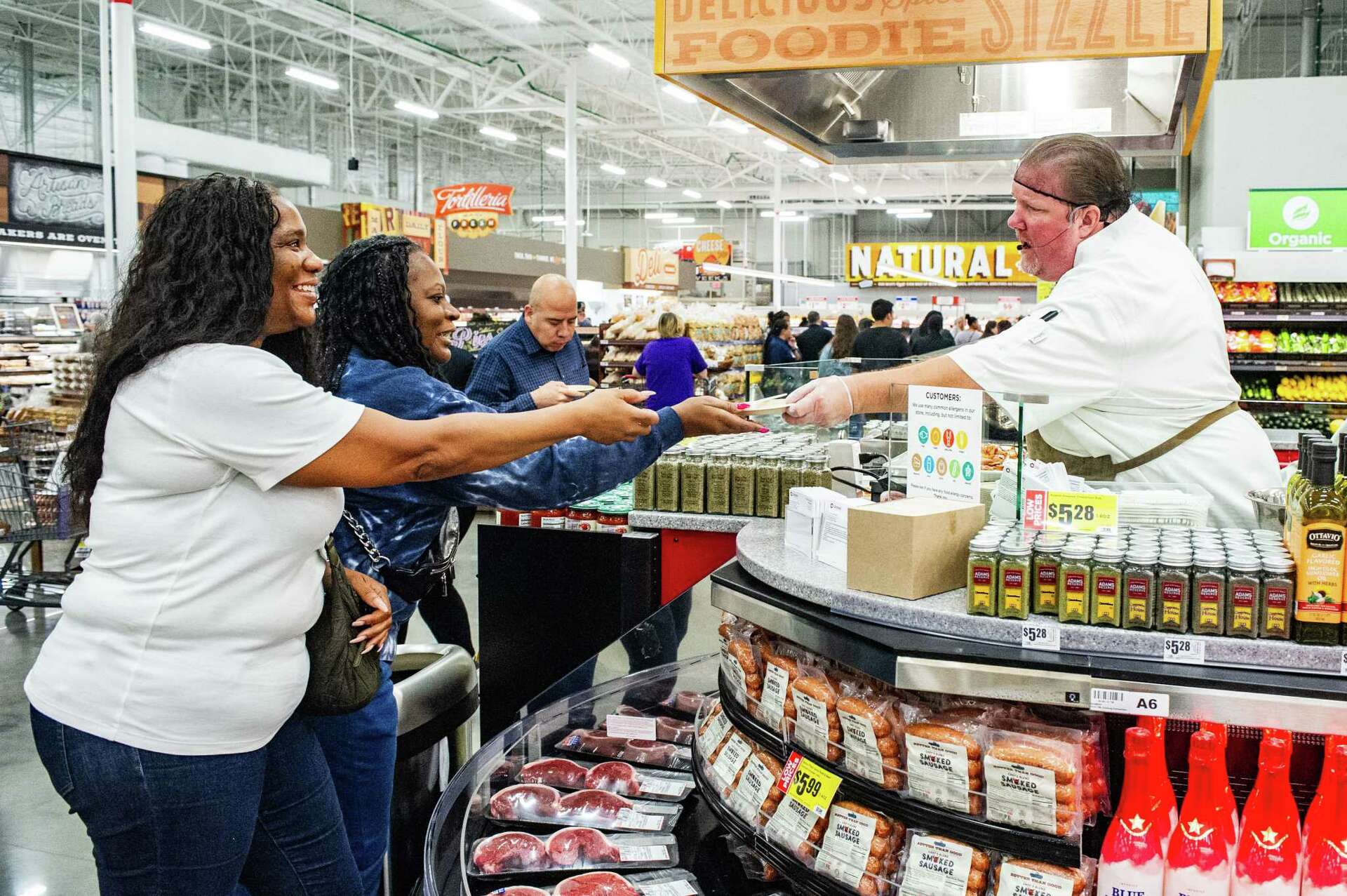 H-E-B's new Manvel store draws massive line of shoppers. See photos
