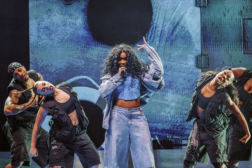 SZA shouts out 'trash ass ex-fiance' during SF show at Chase Center