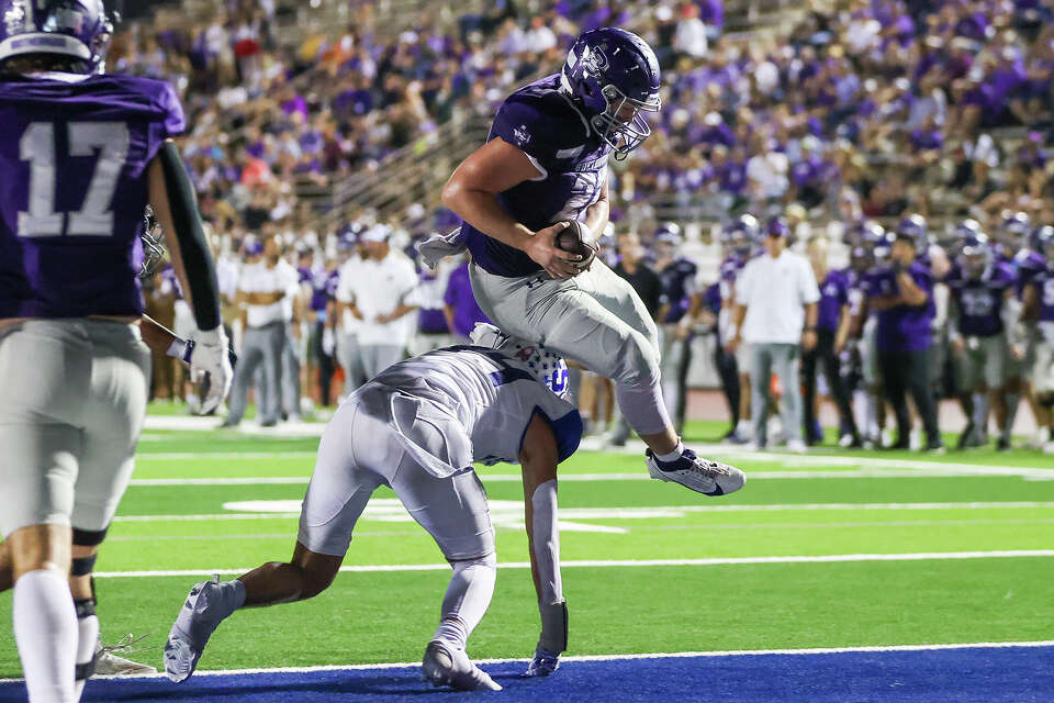 Che Hendrix and family at home with Boerne football program