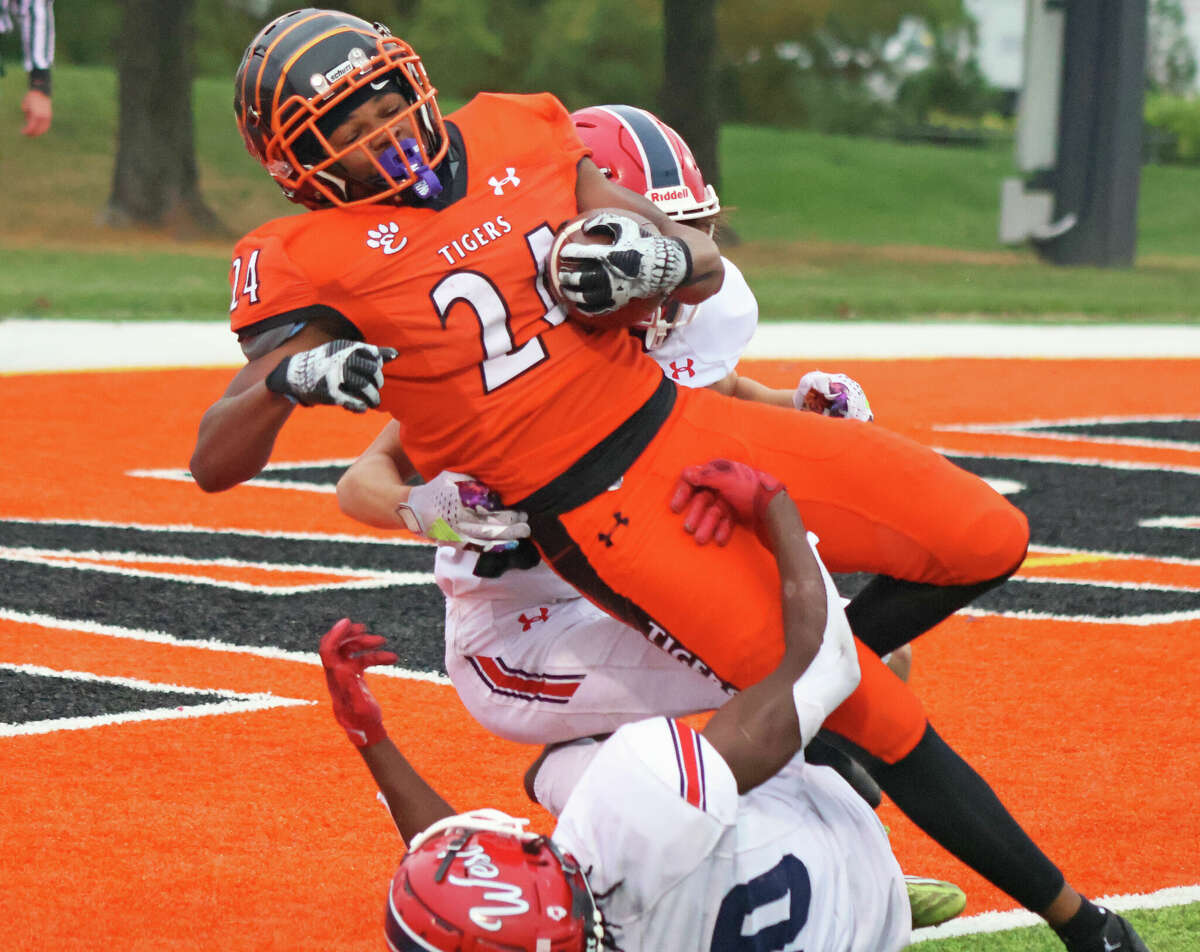 Edwardsville hosts Glenbard West for Round 2