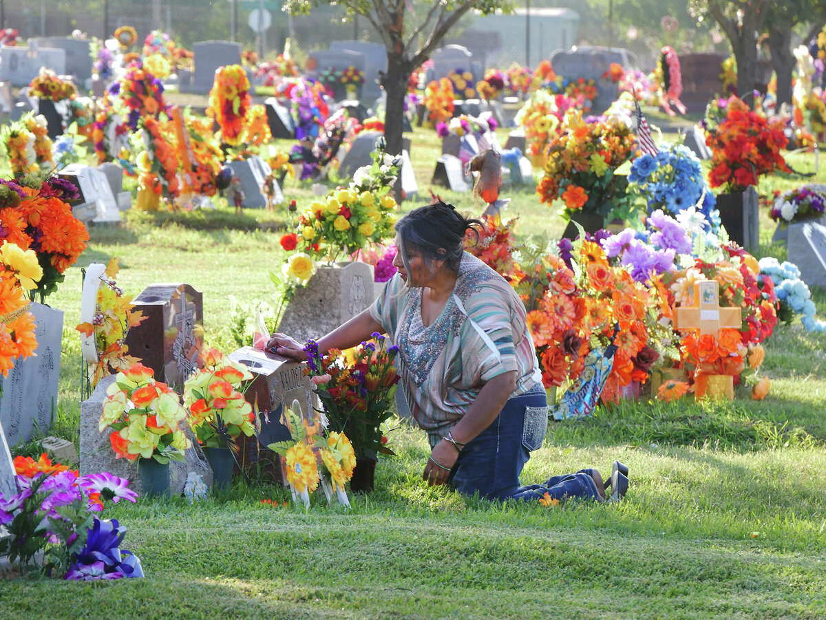 Cemetery hours extended in Laredo for Dia De Los Muertos