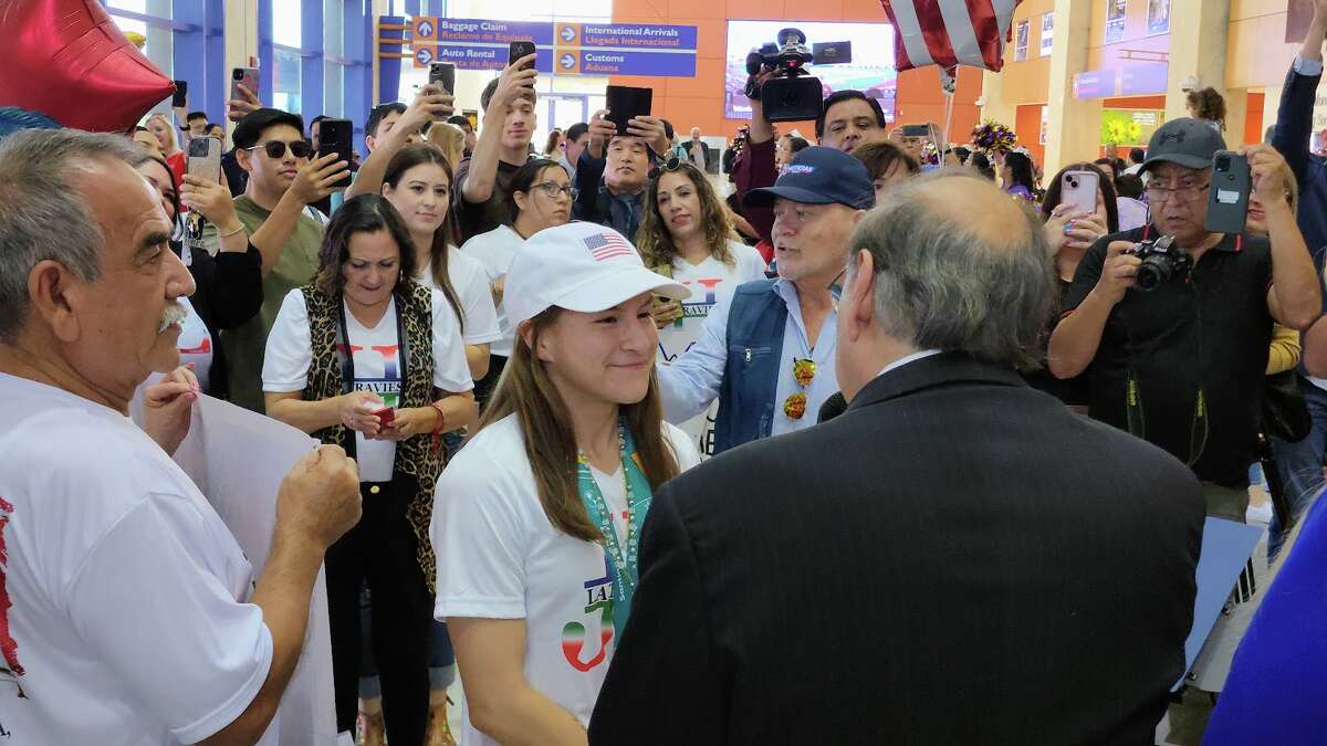 Laredo's new Olympian Lozano greeted by hundreds, honored with holiday