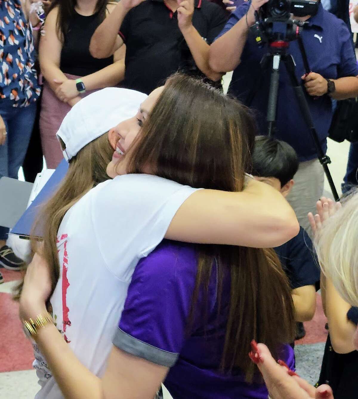 Laredo's new Olympian Lozano greeted by hundreds, honored with holiday