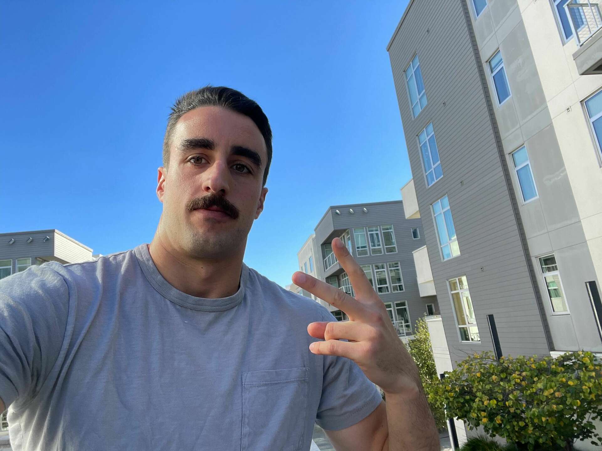 SF man goes viral for 'slammin' Dollaritas' at Applebees during quake