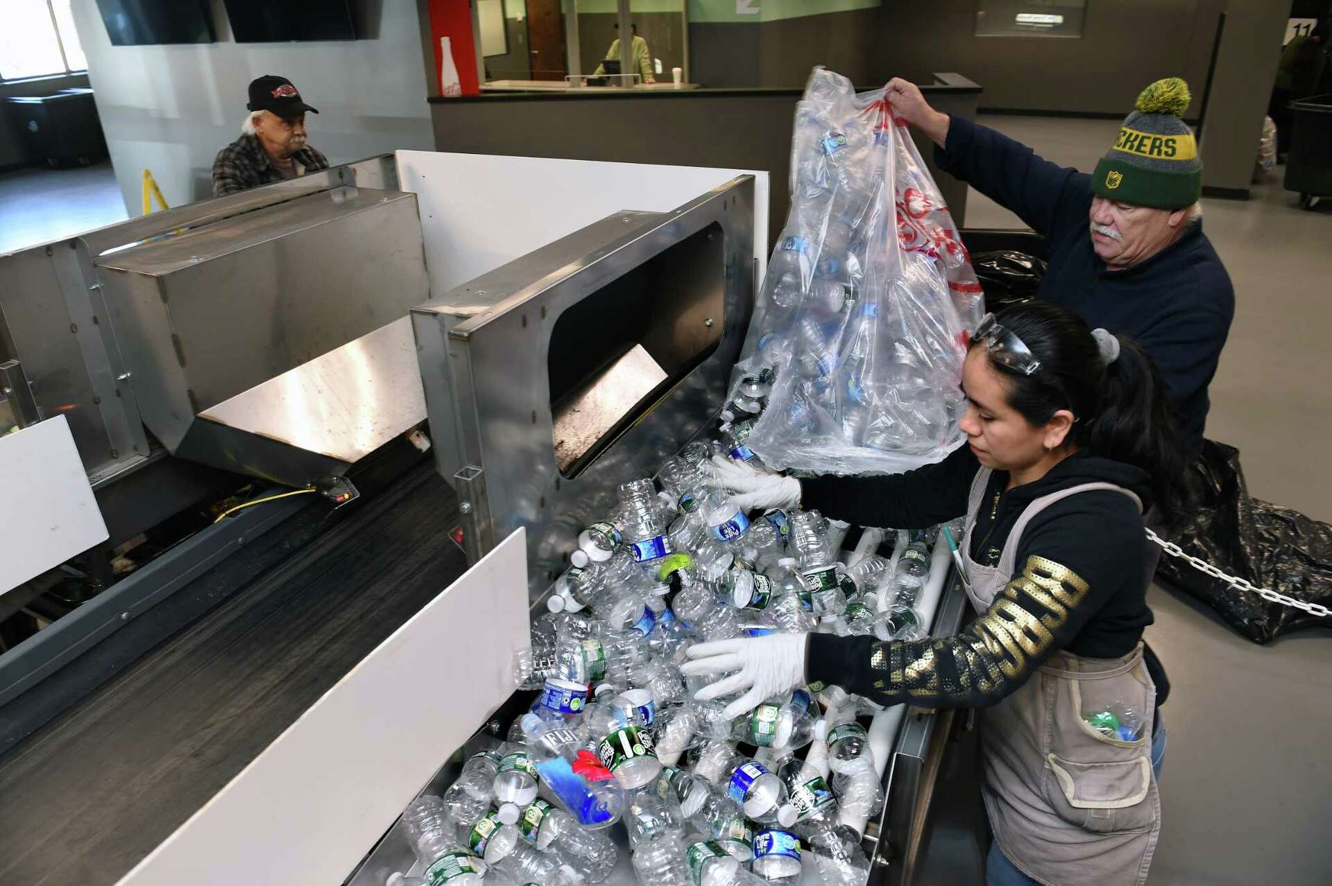 New bottle redemption center opens in Bridgeport