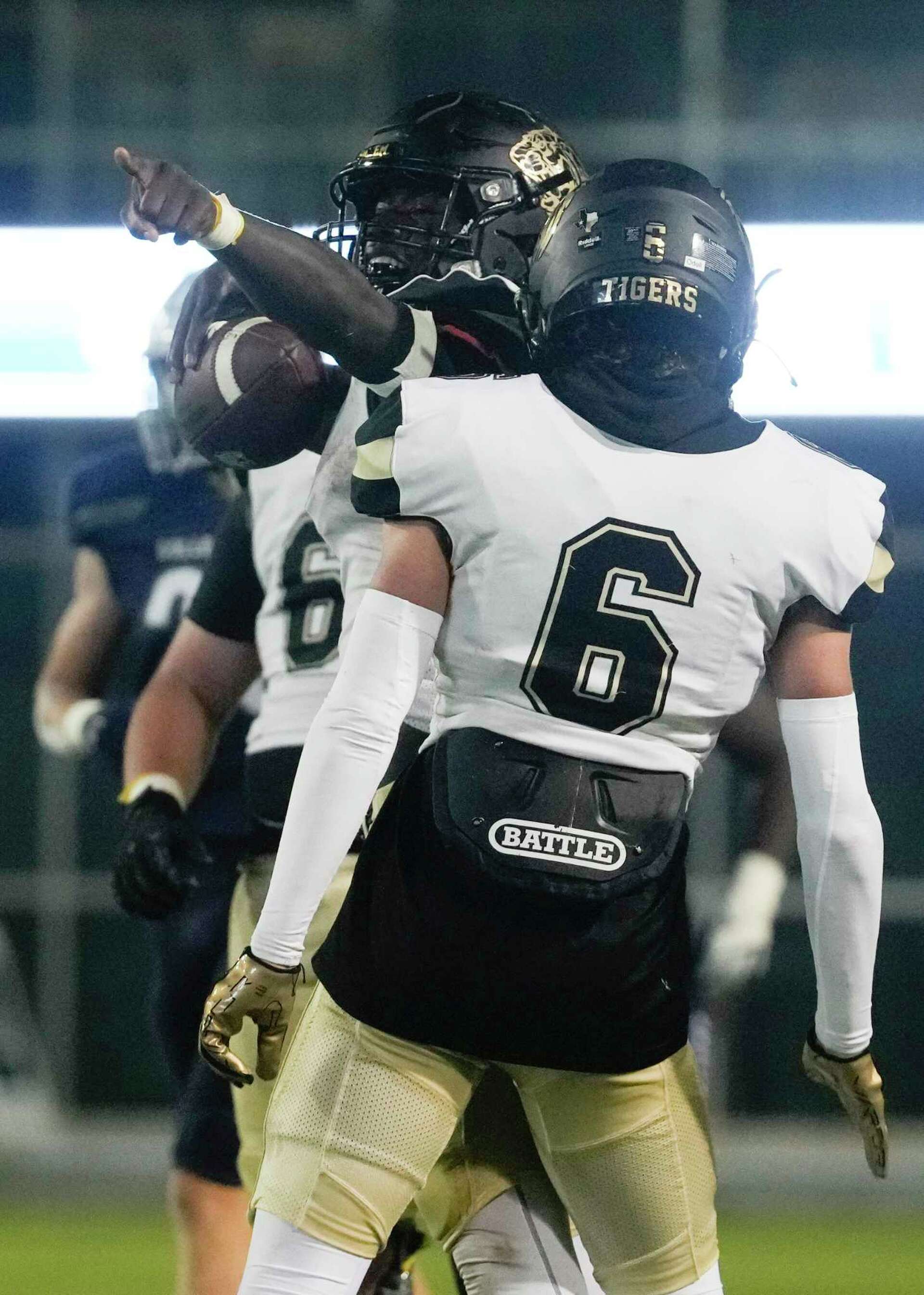Conroe Tigers top College Park Cavaliers for final playoff spot