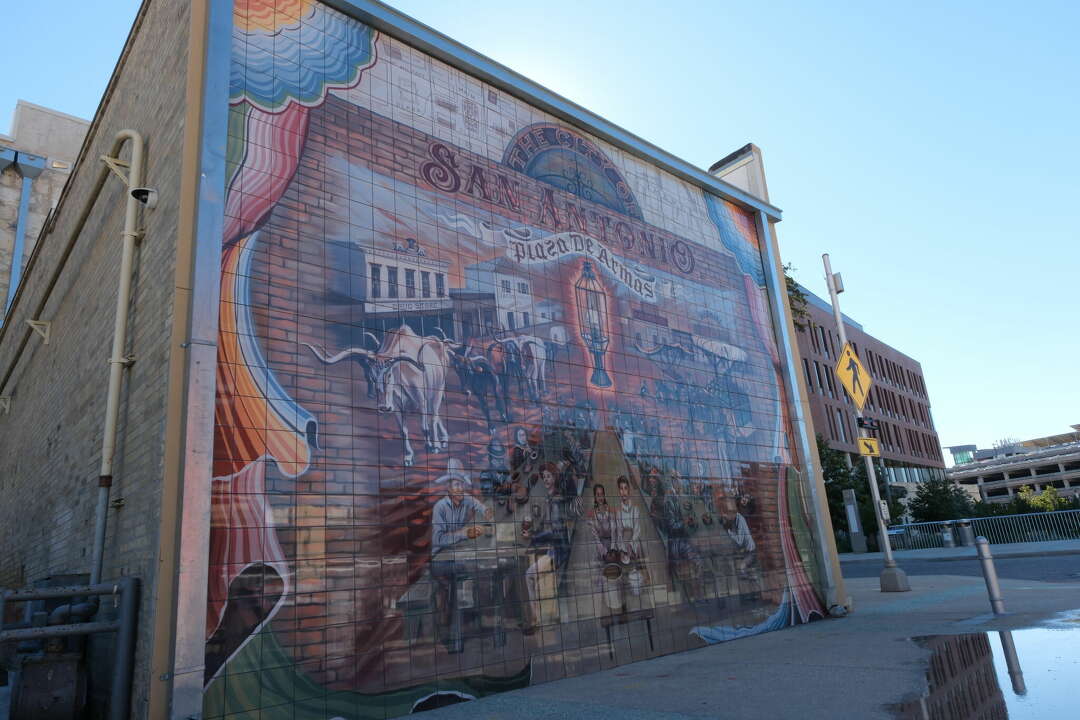 New mural 'Iluminación de la Plaza' honors Plaza de Armas history