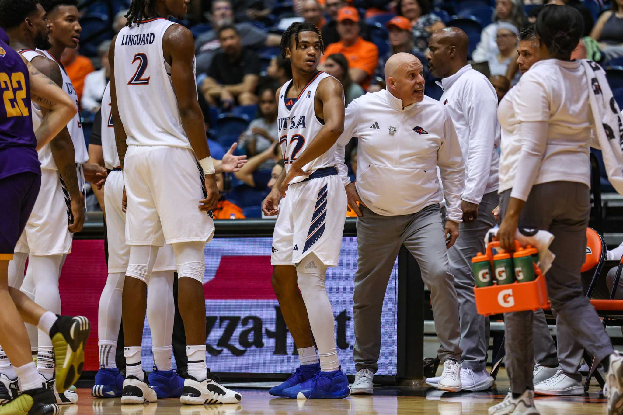 PJ Carter's career night not enough as UTSA falls at Charlotte