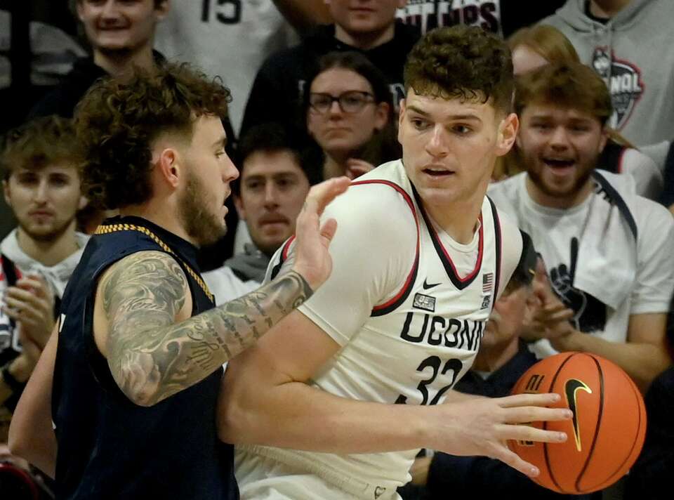 UConn's Paige Bueckers, Donovan Clingan have NIL deal with Dunkin'