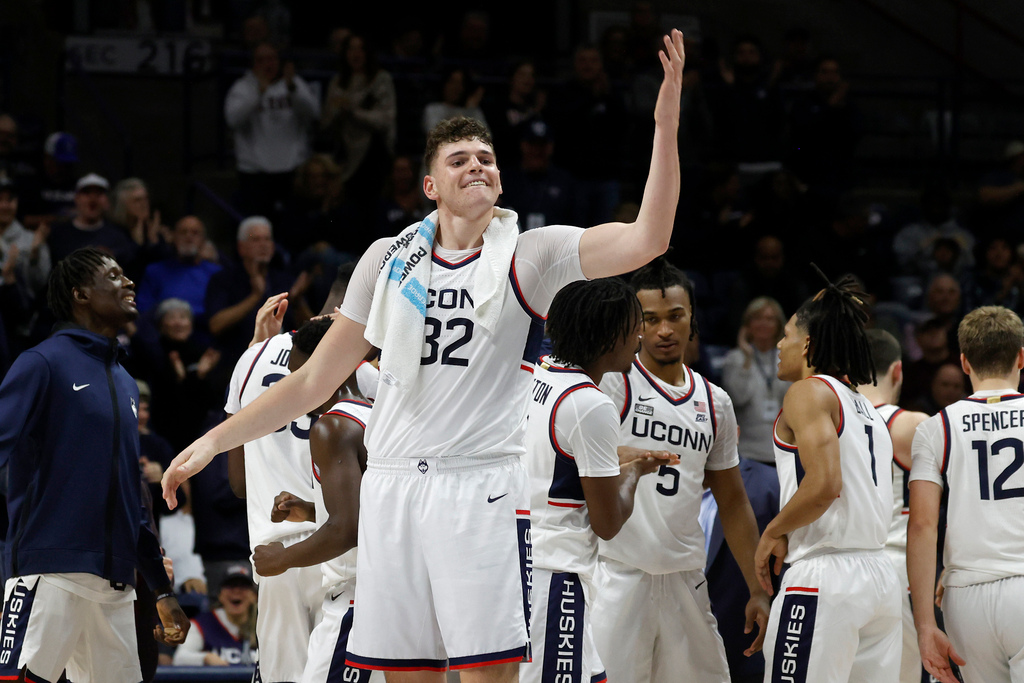 Donovan Clingan reflects on first start for UConn men's basketball