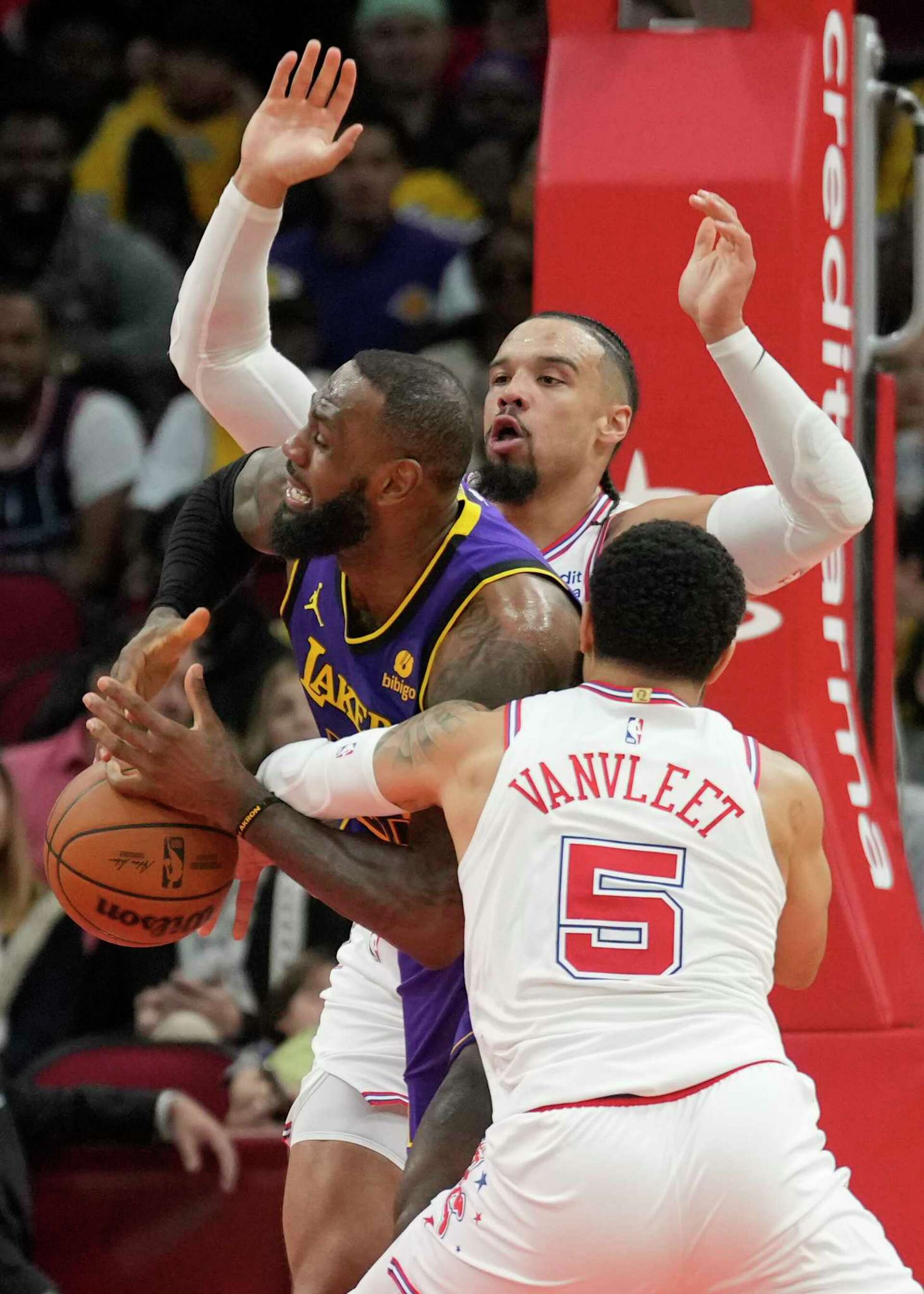 Houston Rockets roll to fourth straight win with rout of L.A. Lakers
