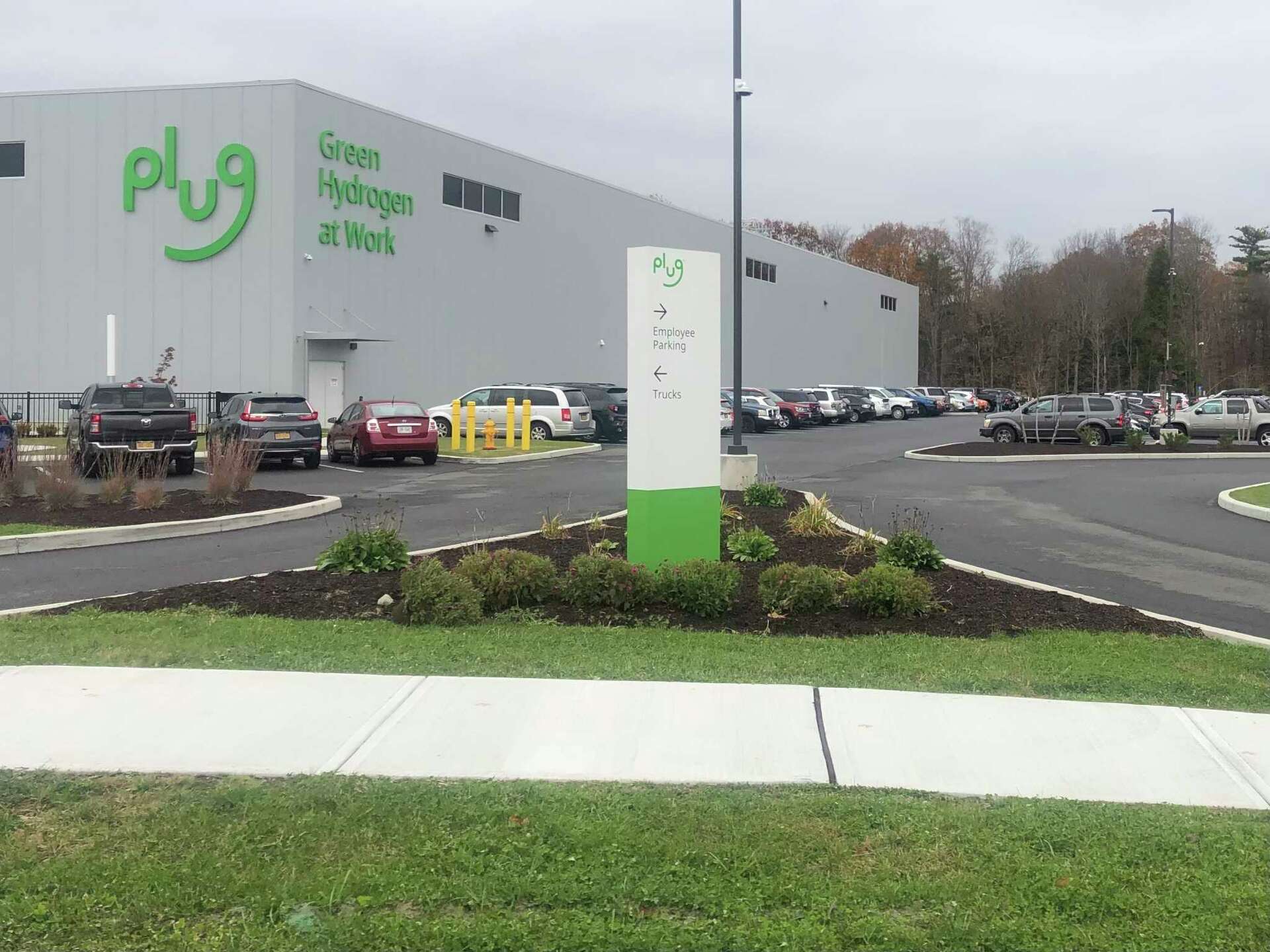 Plug installs first hydrogen electrolyzer at Amazon warehouse