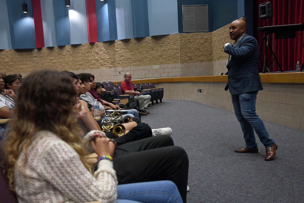 Trumpeter Rodney Marsalis holds master class for Beaumont youth