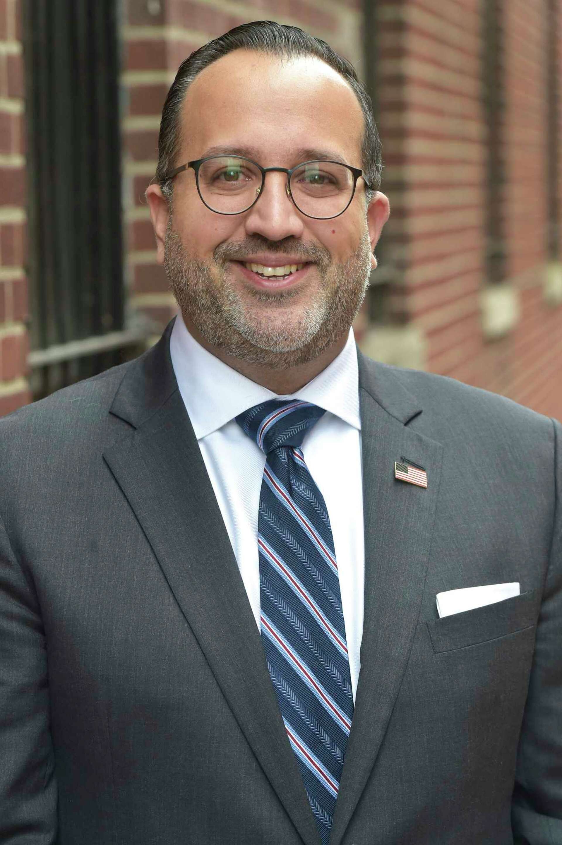 Danbury Mayor-elect Roberto Alves assembles transition team