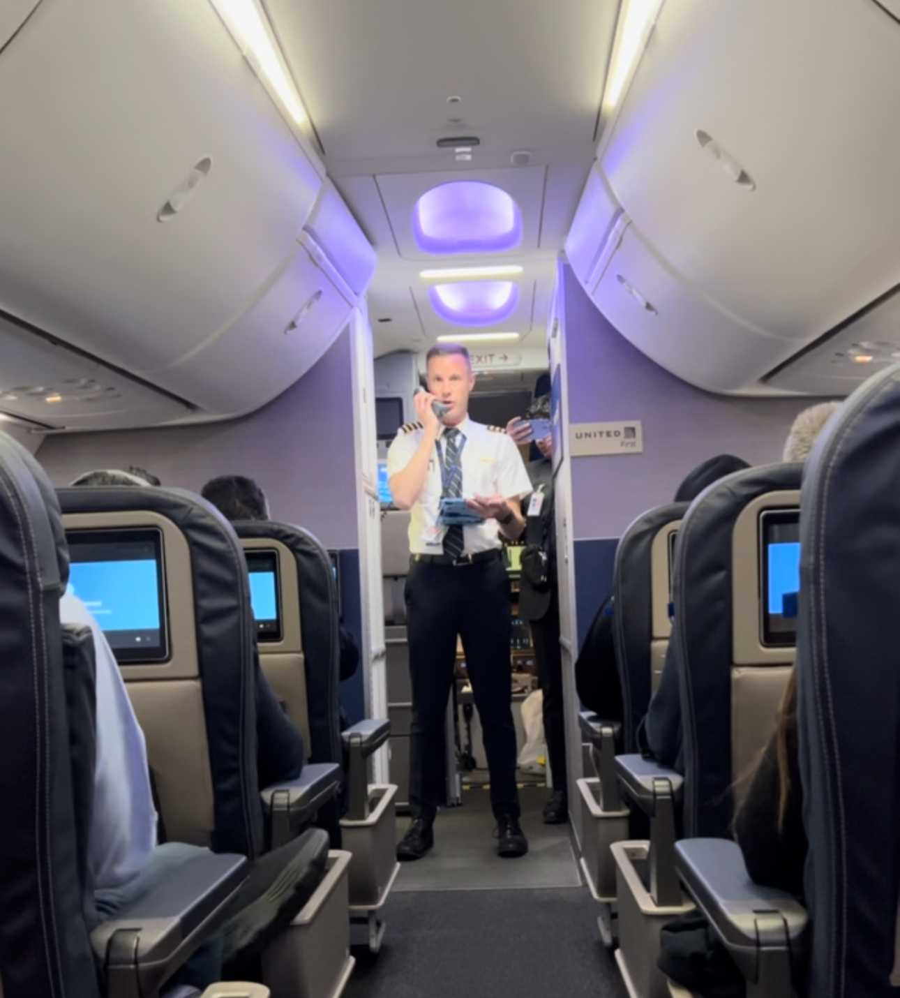 Pilot goes viral after thanking his parents in pre-flight speech