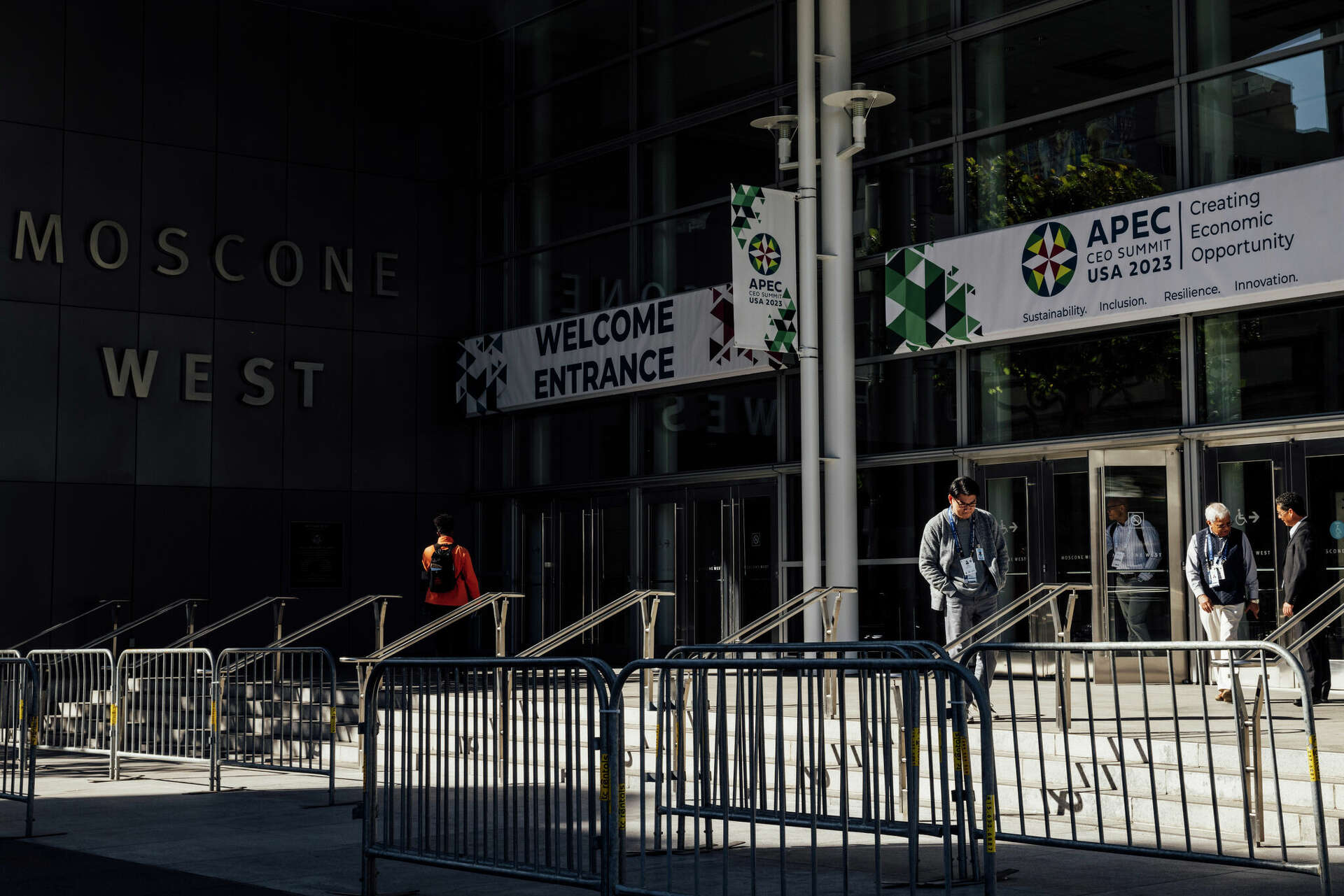 APEC security zone is going up in S.F. behind tall fences