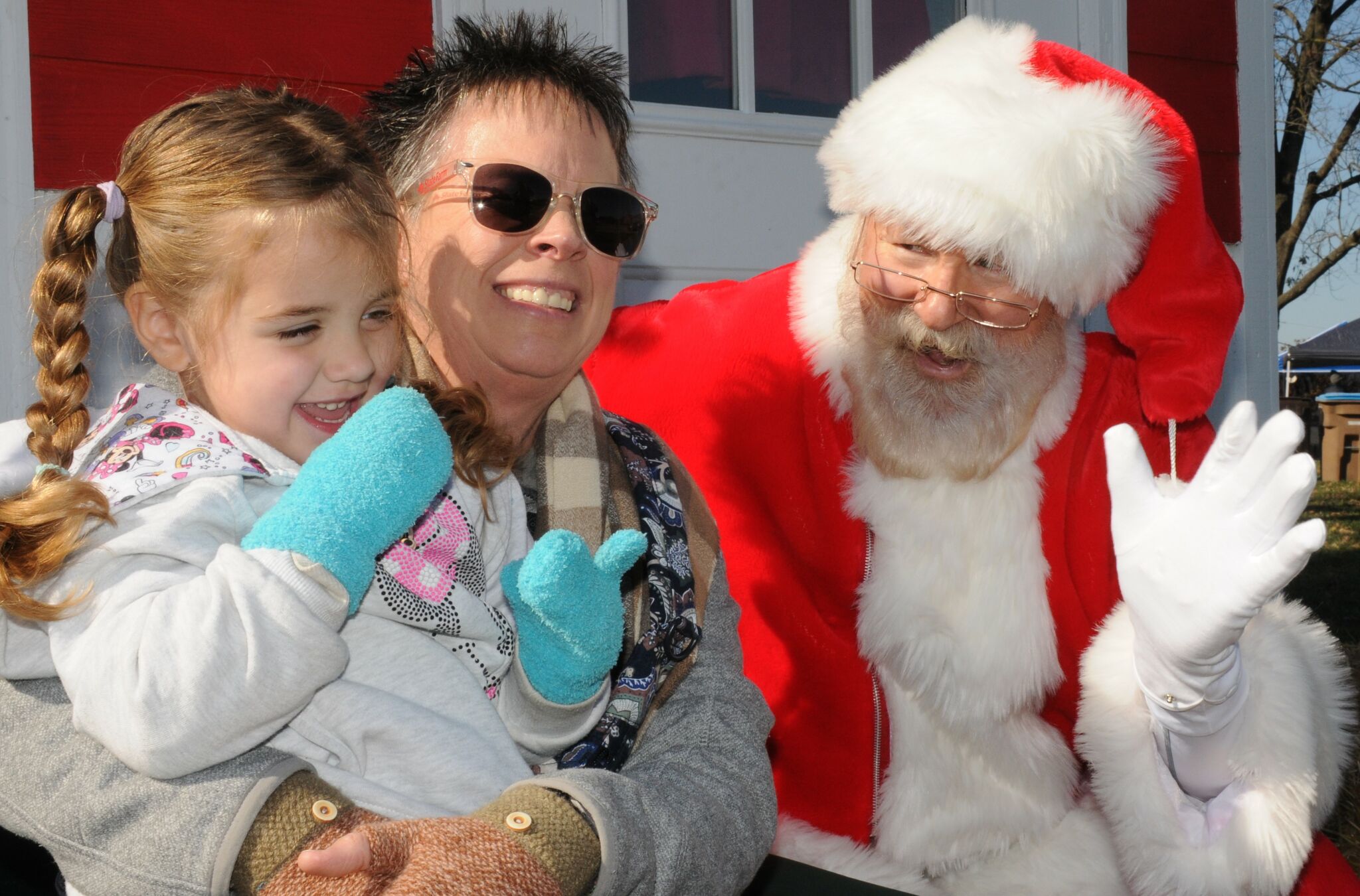 Mistletoe Market brings holiday cheer to Edwardsville City Park