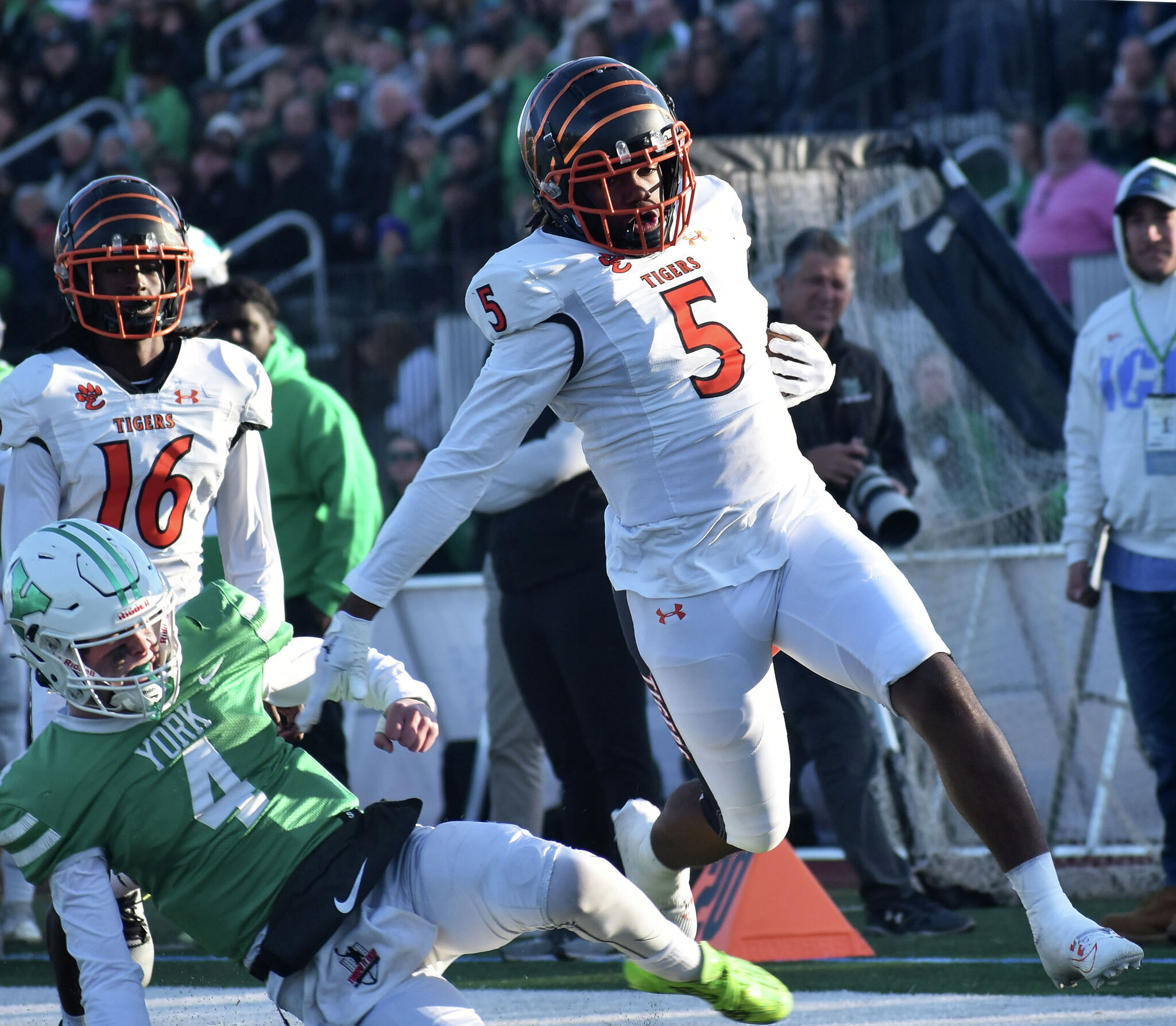 Edwardsville surrenders 29 straight points before comeback falls short