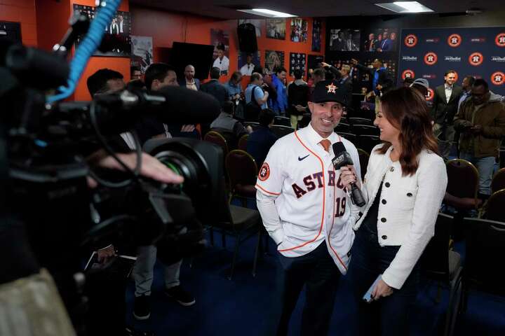 Astros reporter Julia Morales Clark honored by Houston mayor Whitmire