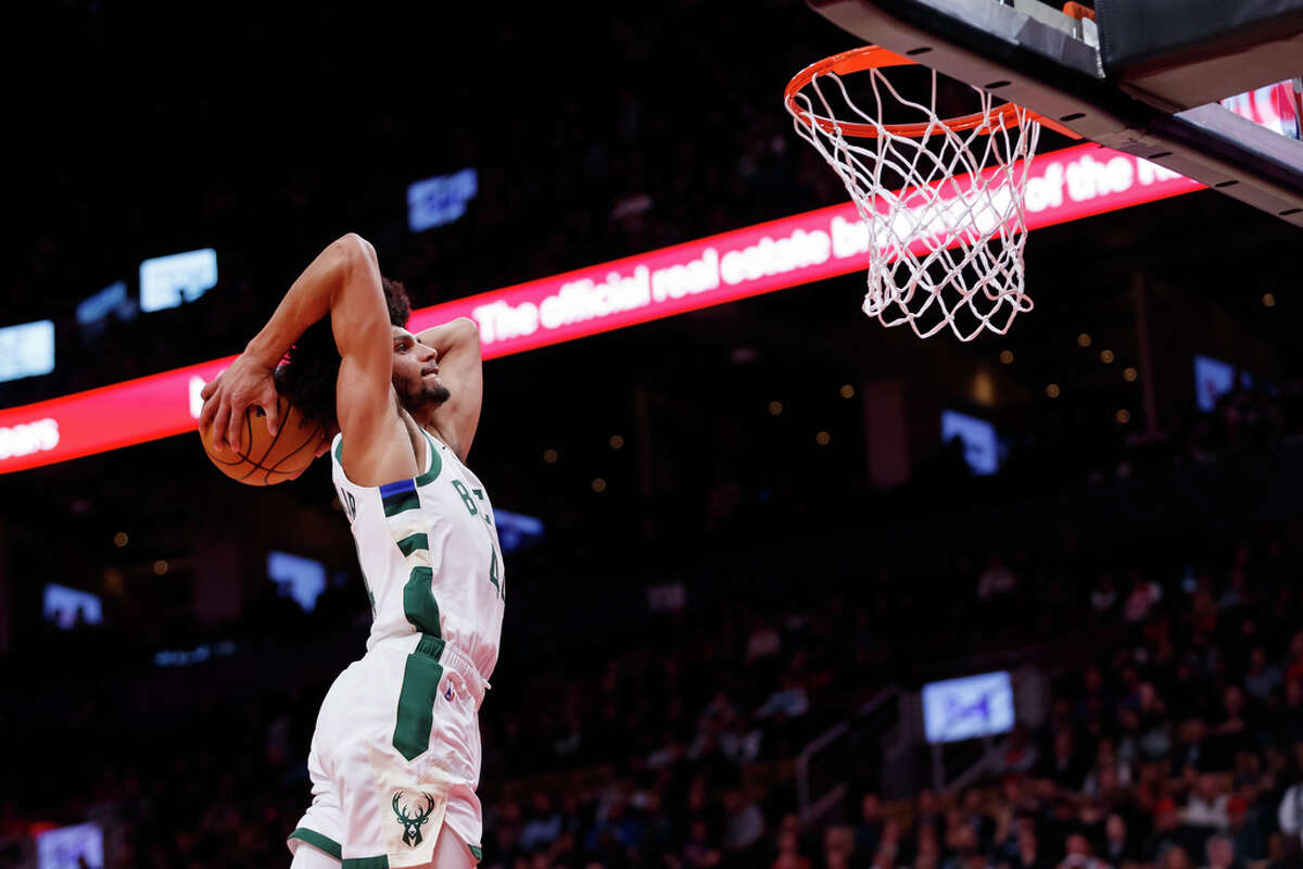 Former UConn star Andre Jackson receives championship ring