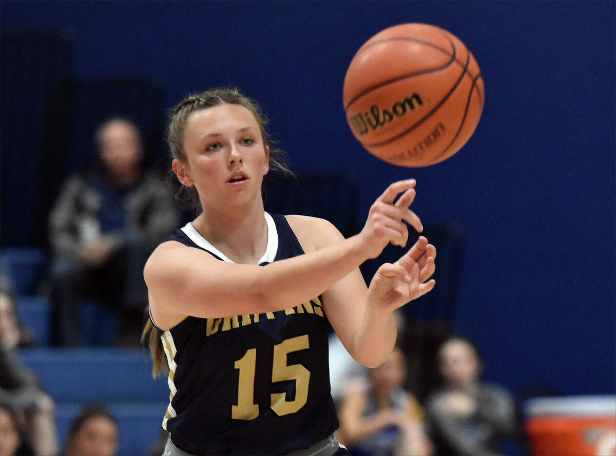 Ellis keys FMCHS victory with late 3-pointers against Belleville East