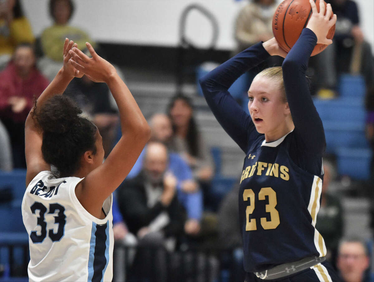 Ellis keys FMCHS victory with late 3-pointers against Belleville East