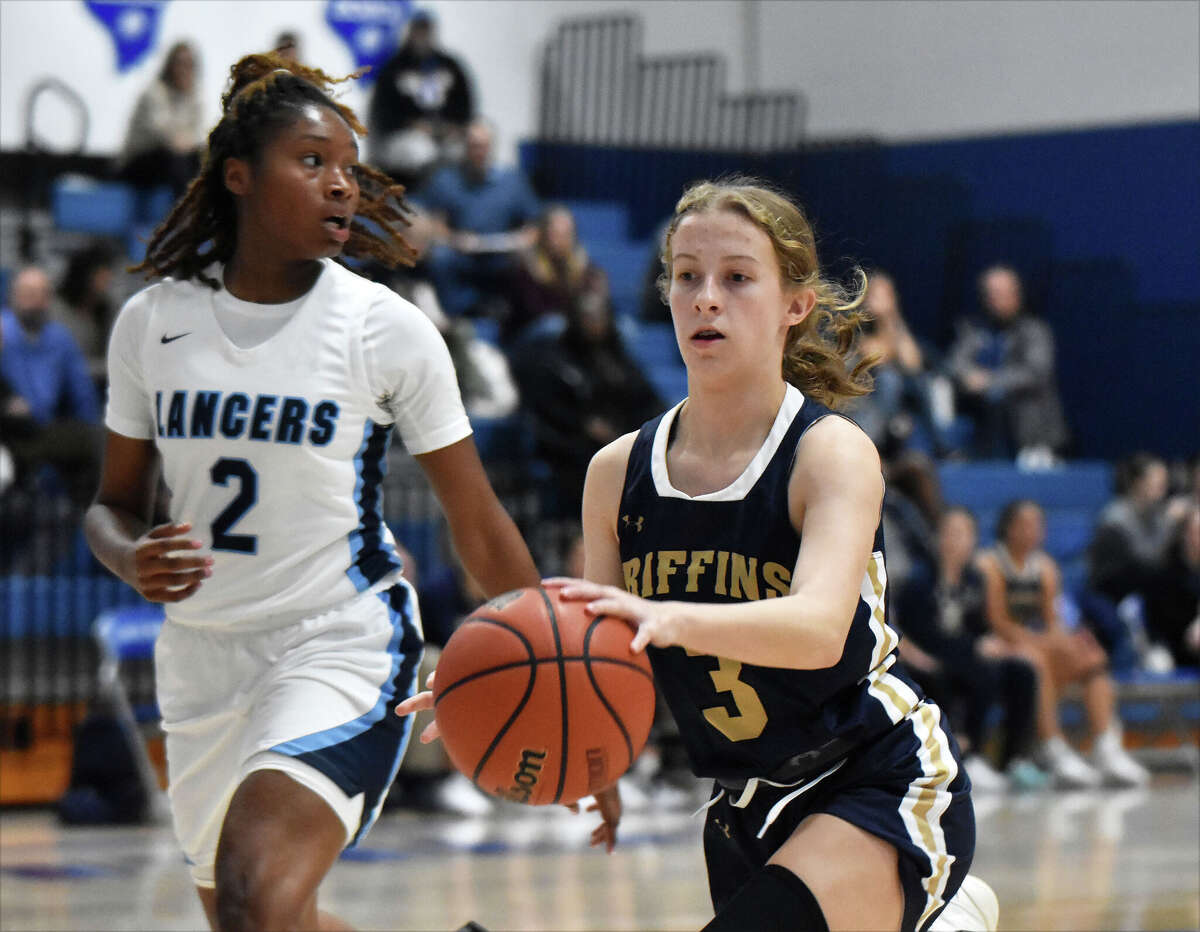 Ellis keys FMCHS victory with late 3-pointers against Belleville East