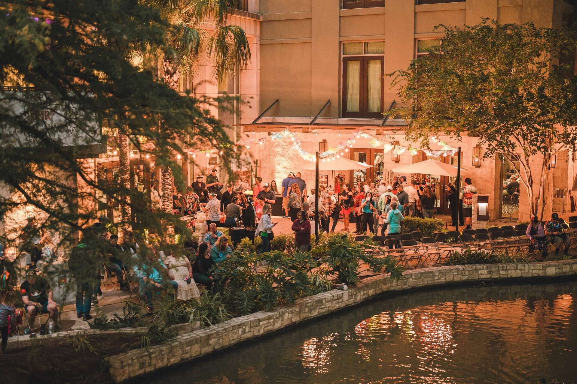 Watch the Ford Holiday River Parade at these 5 restaurants