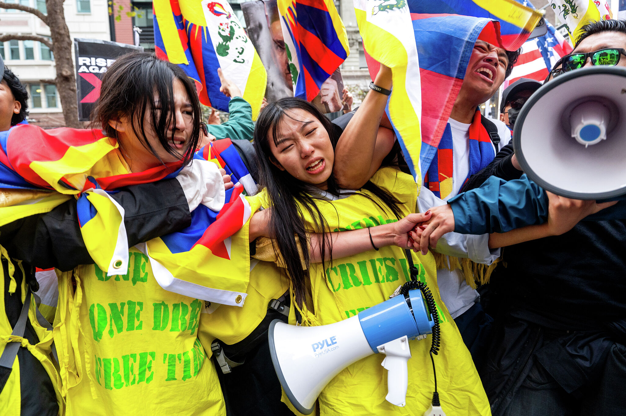 Pro-China, pro-Tibet groups clash in S.F. as Chinese president arrives