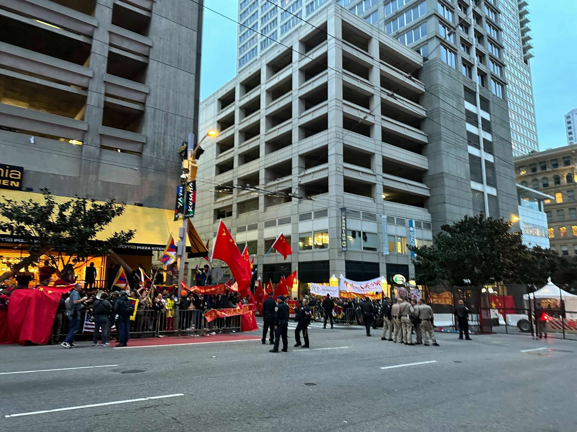 Pro-China, pro-Tibet groups clash in S.F. as Chinese president arrives