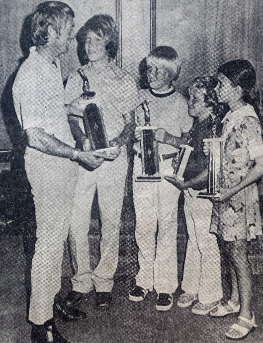 The winners of the junior golf tournament in 1976