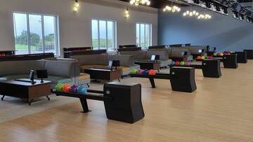 Galveston bowling alley to open next to movie theater
