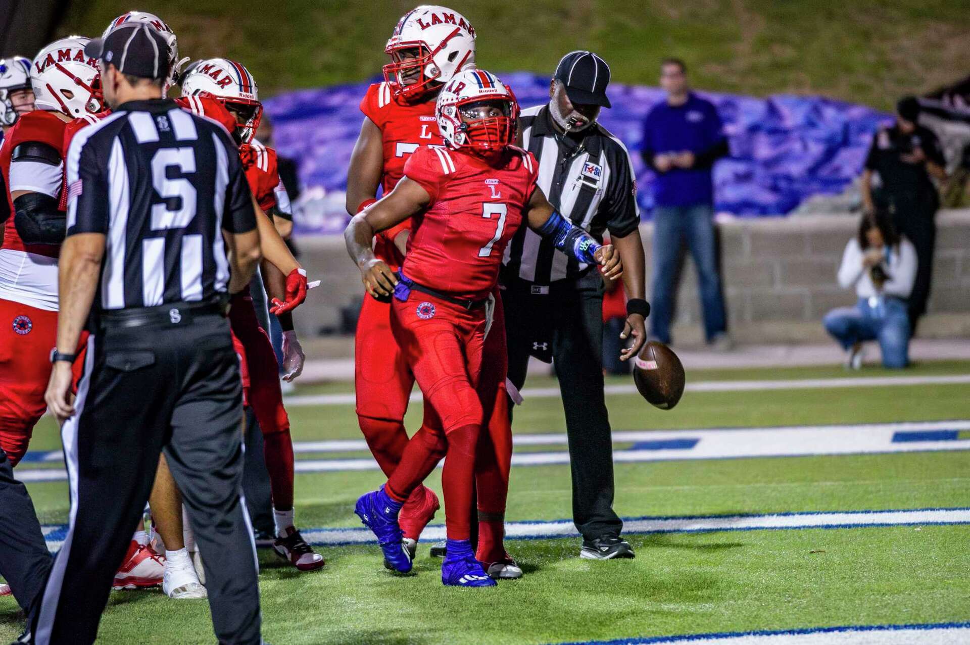 Lamar Texans edge Ridge Point Panthers, reach regional semifinal