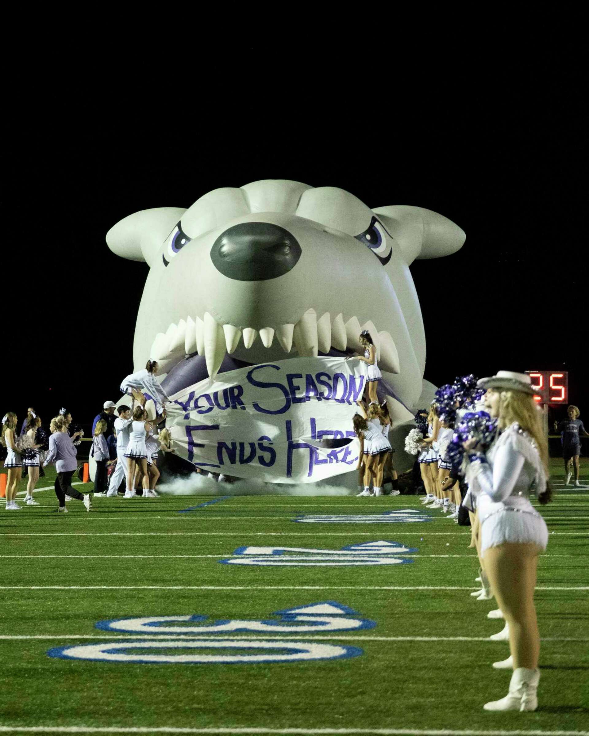 La Vernia overcomes halftime deficit to top Boerne in area round